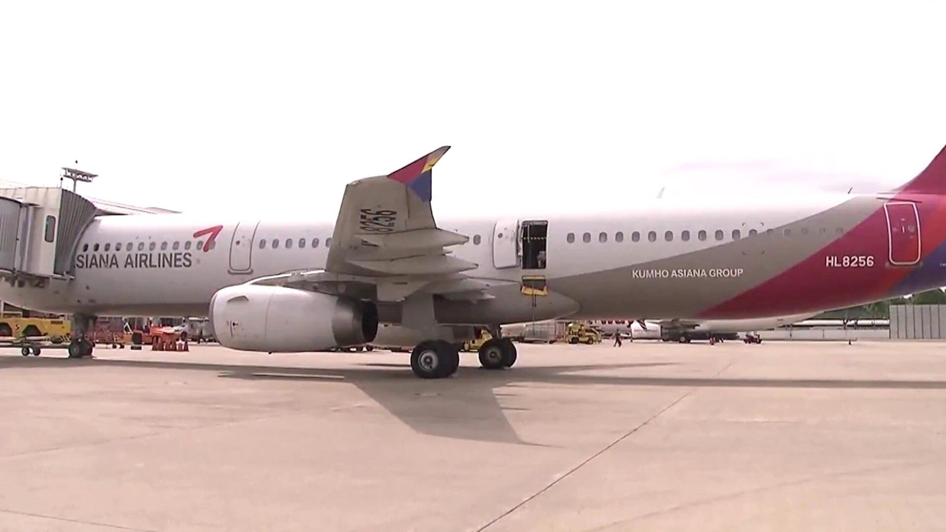 Watch TODAY Excerpt: Passenger opens plane door during South Korea ... Watch TODAY Excerpt: Passenger opens plane door during South Korea ...
